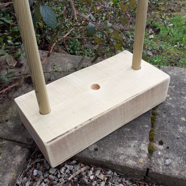 Den Pole Stand | Muddy Faces