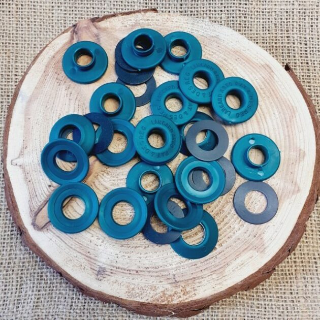 Plastic Eyelets | Muddy Faces