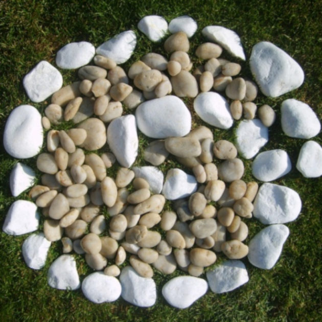 White Pebble and Cobble Mix - 10kg in a tub | Muddy Faces