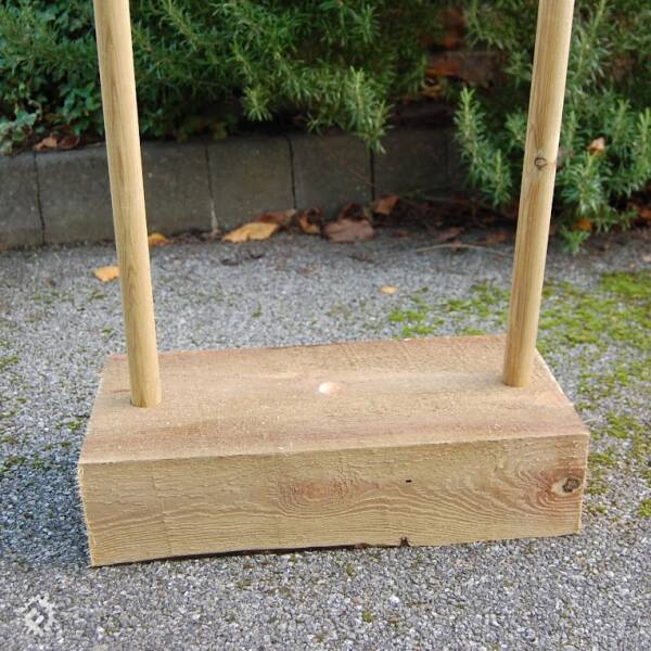 Den Pole Stand | Muddy Faces